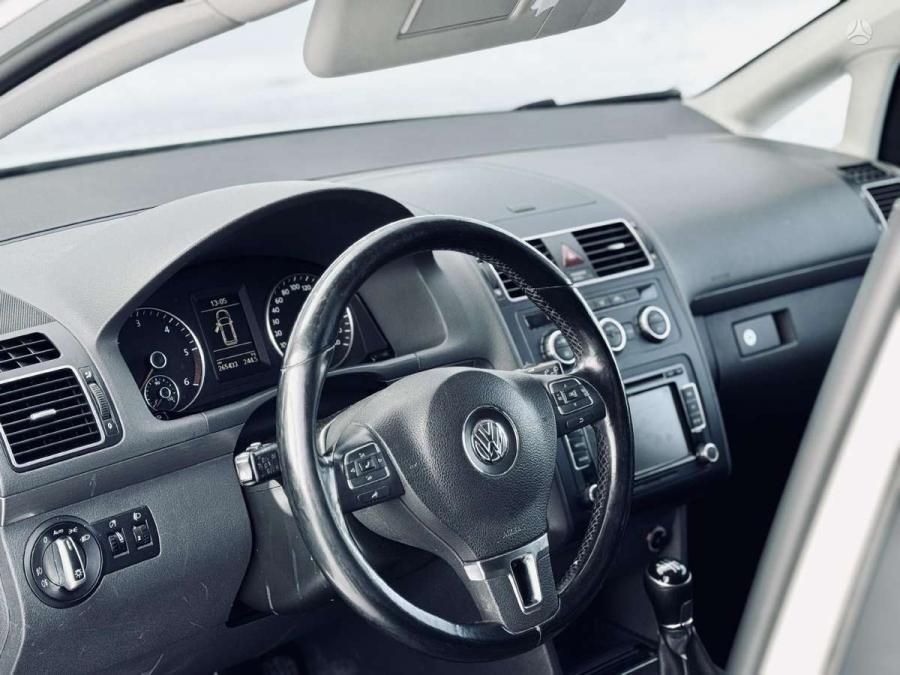 Balts Volkswagen Touran 2014 Viļņa, ar dzinēja tilpumu 1.60 L un nobraukumu 265 tūkst. km par 6650 €, foto 19 vietnē AUTOMOTO.COM.LV