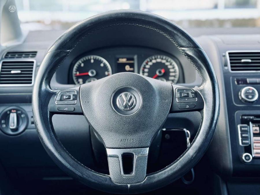 Balts Volkswagen Touran 2014 Viļņa, ar dzinēja tilpumu 1.60 L un nobraukumu 265 tūkst. km par 6650 €, foto 27 vietnē AUTOMOTO.COM.LV