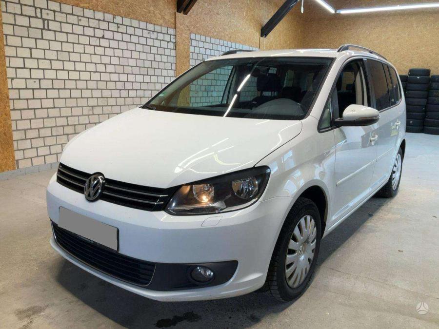 White Volkswagen Touran 2014 in Vilnius, with an engine capacity of 1.39 L and mileage of 247 thousand km for 7745 €, photo 1 on AUTOMOTO.COM.LV