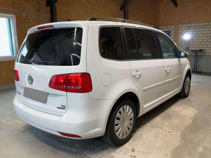 White Volkswagen Touran 2014 in Vilnius, with an engine capacity of 1.39 L and mileage of 247 thousand km for 7745 €, photo 3 on AUTOMOTO.COM.LV
