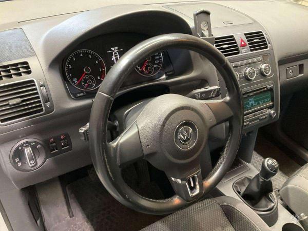 White Volkswagen Touran 2014 in Vilnius, with an engine capacity of 1.39 L and mileage of 247 thousand km for 7745 €, photo 7 on AUTOMOTO.COM.LV