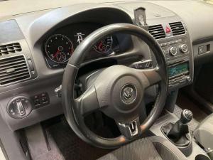 White Volkswagen Touran 2014 in Vilnius, with an engine capacity of 1.39 L and mileage of 247 thousand km for 7745 €, photo 8 on AUTOMOTO.COM.LV