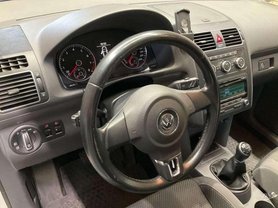 White Volkswagen Touran 2014 in Vilnius, with an engine capacity of 1.39 L and mileage of 247 thousand km for 7745 €, photo 8 on AUTOMOTO.COM.LV