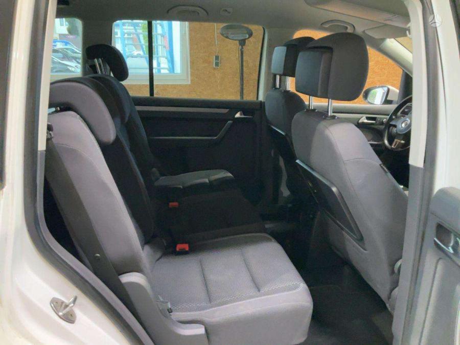 White Volkswagen Touran 2014 in Vilnius, with an engine capacity of 1.39 L and mileage of 247 thousand km for 7745 €, photo 10 on AUTOMOTO.COM.LV