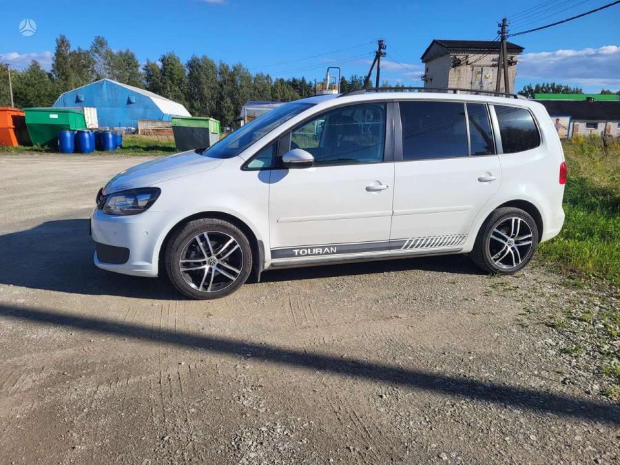 White Volkswagen Touran 2014 in Vilnius, with an engine capacity of 1.60 L and mileage of 255 thousand km for 6100 €, photo 1 on AUTOMOTO.COM.LV