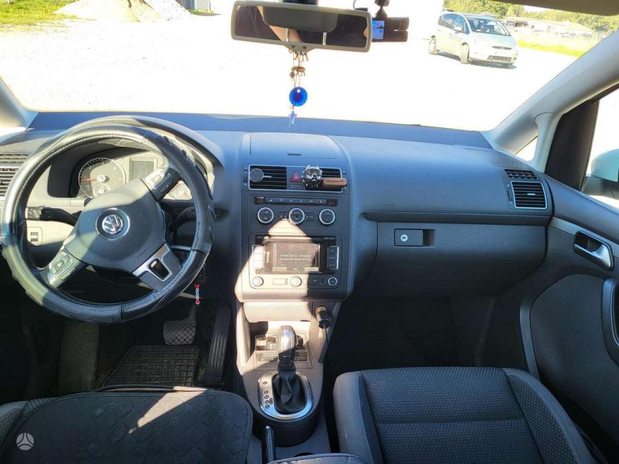 White Volkswagen Touran 2014 in Vilnius, with an engine capacity of 1.60 L and mileage of 255 thousand km for 6100 €, photo 3 on AUTOMOTO.COM.LV