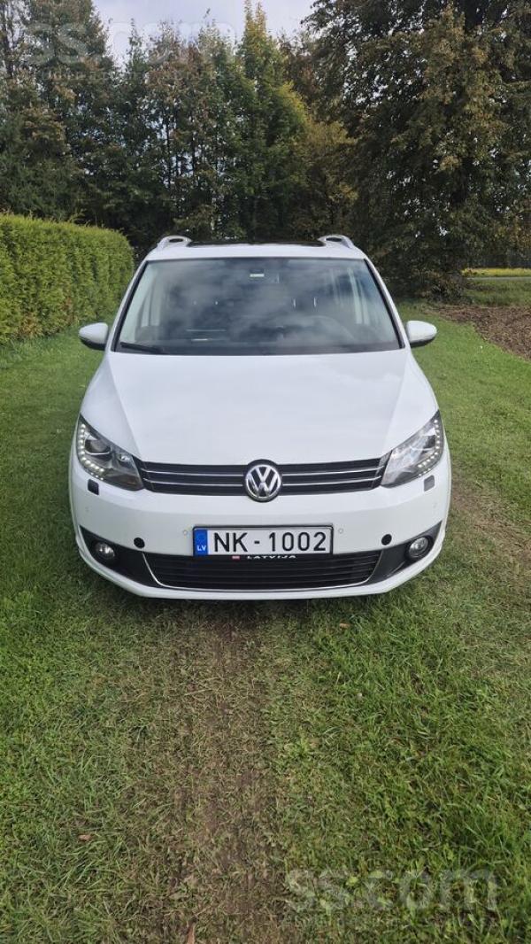 White Volkswagen Touran 2014 in Valmiera, with an engine capacity of 2.00 L and mileage of 240 thousand km for 5200 €, photo 1 on AUTOMOTO.COM.LV