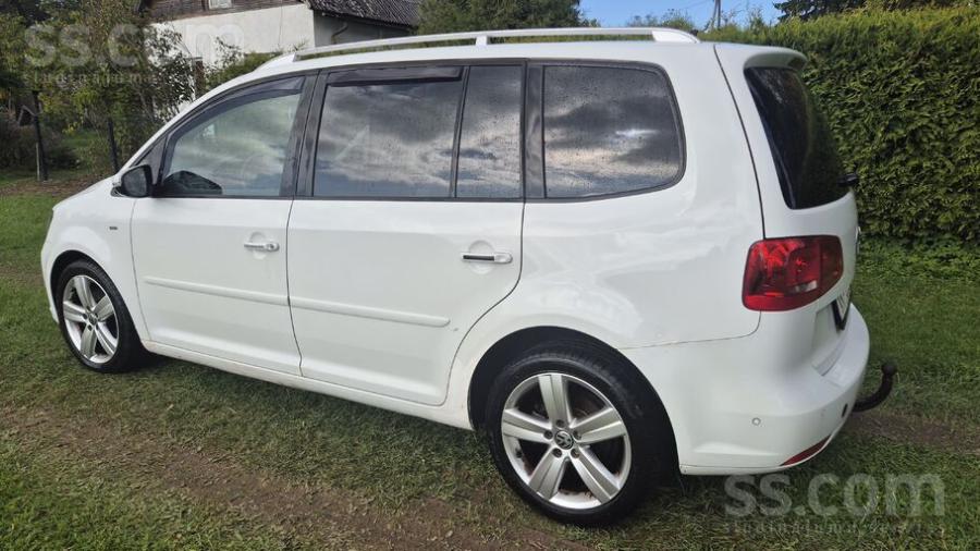 Balts Volkswagen Touran 2014 Valmiera, ar dzinēja tilpumu 2.00 L un nobraukumu 240 tūkst. km par 5200 €, foto 4 vietnē AUTOMOTO.COM.LV