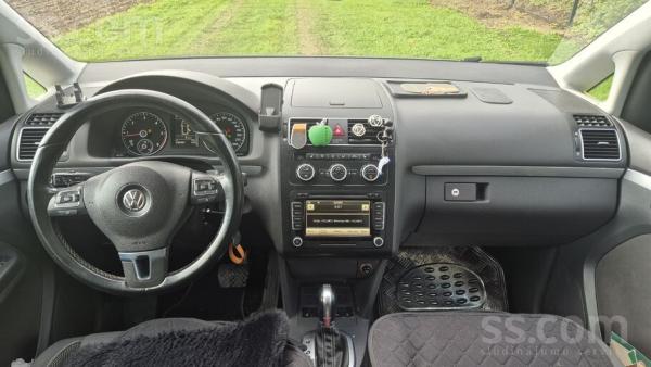 White Volkswagen Touran 2014 in Valmiera, with an engine capacity of 2.00 L and mileage of 240 thousand km for 5200 €, photo 6 on AUTOMOTO.COM.LV