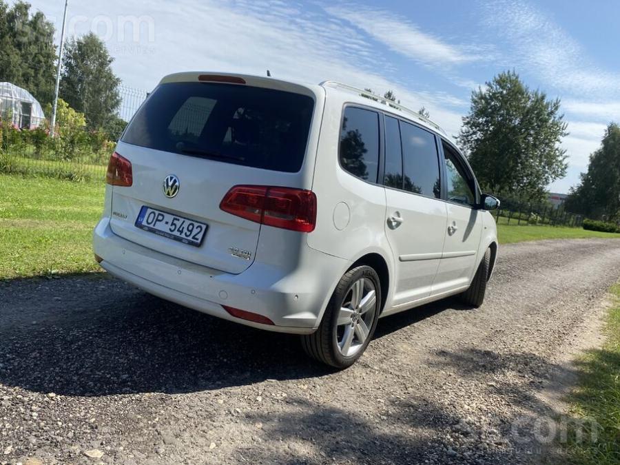 White Volkswagen Touran 2015 in Ogre, with an engine capacity of 2.00 L and mileage of 285 thousand km for 7200 €, photo 6 on AUTOMOTO.COM.LV