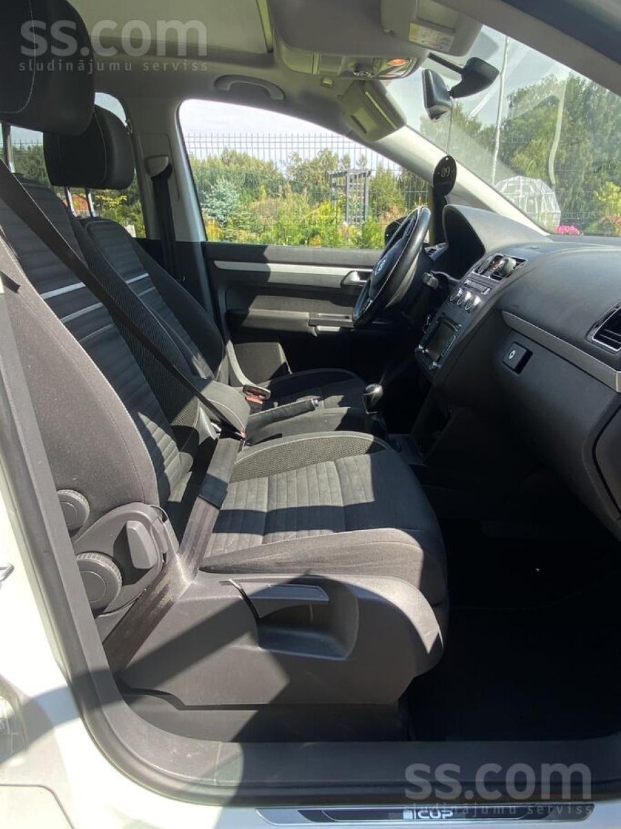 White Volkswagen Touran 2015 in Ogre, with an engine capacity of 2.00 L and mileage of 285 thousand km for 7200 €, photo 9 on AUTOMOTO.COM.LV
