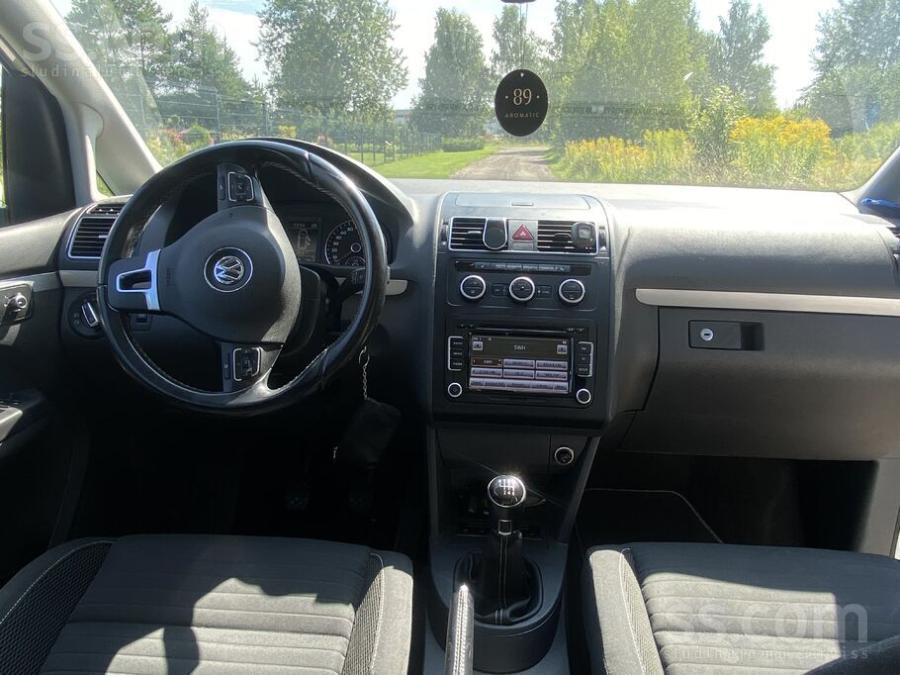 White Volkswagen Touran 2015 in Ogre, with an engine capacity of 2.00 L and mileage of 285 thousand km for 7200 €, photo 13 on AUTOMOTO.COM.LV