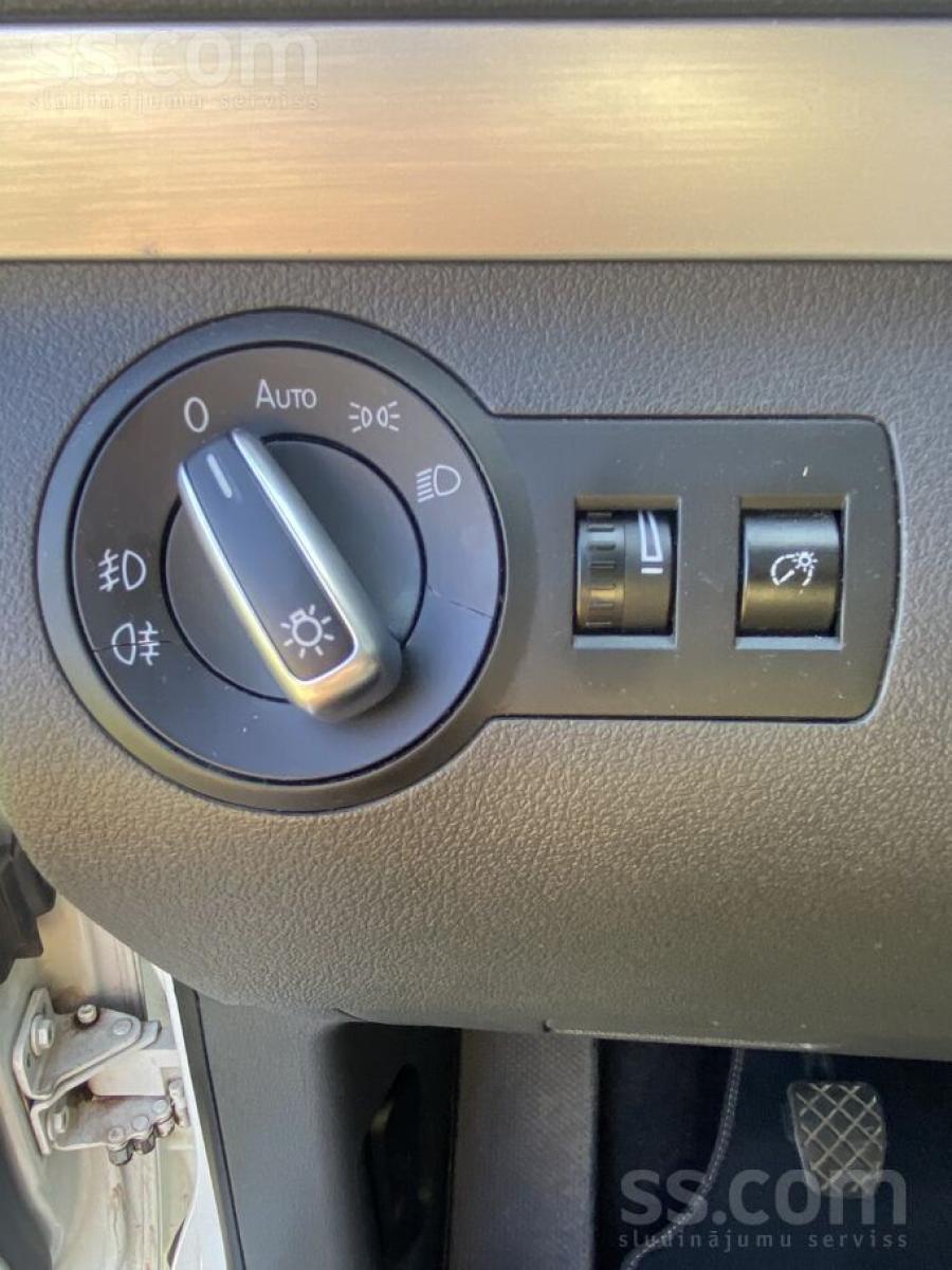 White Volkswagen Touran 2015 in Ogre, with an engine capacity of 2.00 L and mileage of 285 thousand km for 7200 €, photo 19 on AUTOMOTO.COM.LV