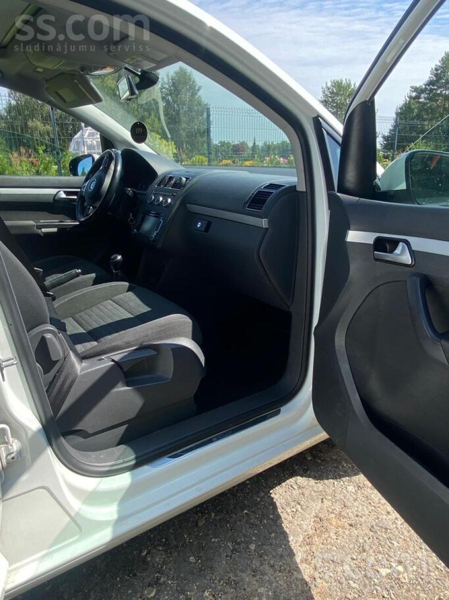 Balts Volkswagen Touran 2015 Ogre, ar dzinēja tilpumu 2.00 L un nobraukumu 285 tūkst. km par 5800 €, foto 21 vietnē AUTOMOTO.COM.LV