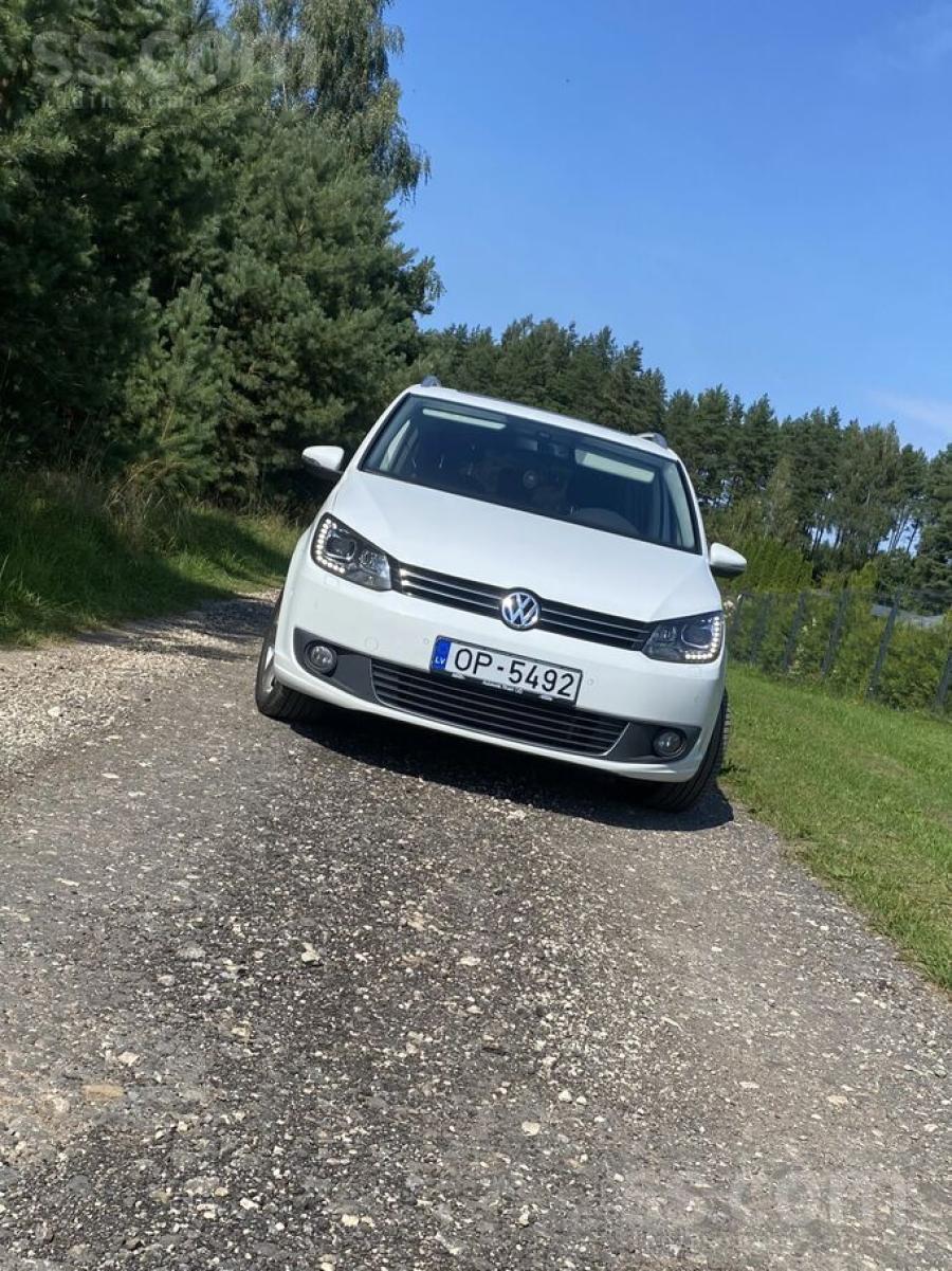 White Volkswagen Touran 2015 in Ogre, with an engine capacity of 2.00 L and mileage of 287 thousand km for 6800 €, photo 1 on AUTOMOTO.COM.LV