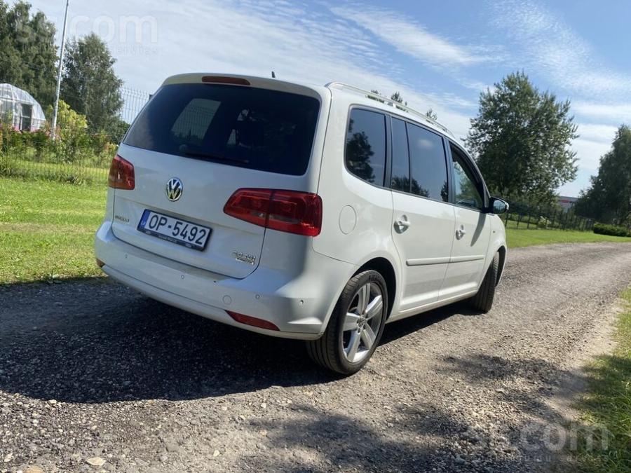 White Volkswagen Touran 2015 in Ogre, with an engine capacity of 2.00 L and mileage of 287 thousand km for 6800 €, photo 6 on AUTOMOTO.COM.LV