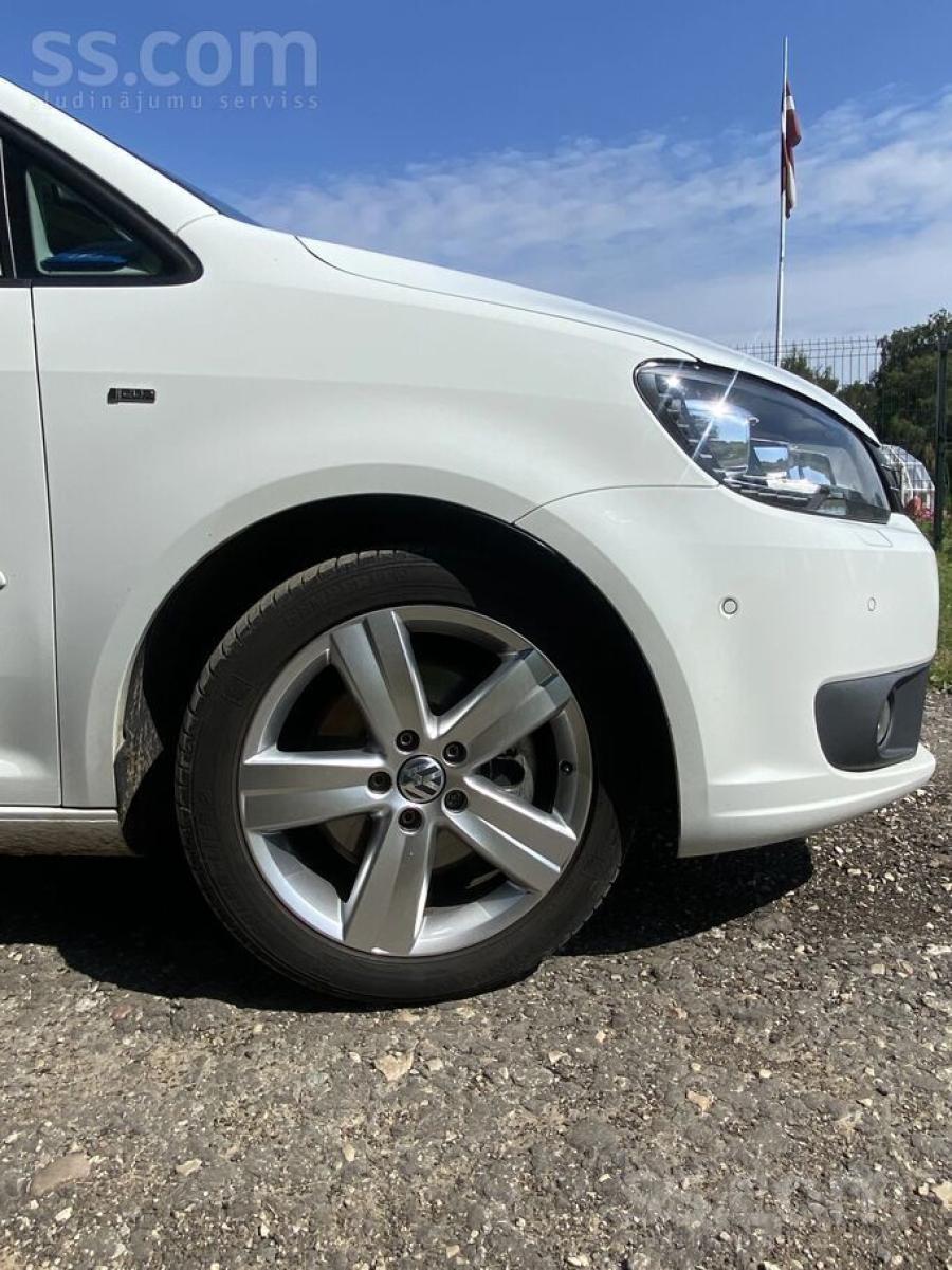 White Volkswagen Touran 2015 in Ogre, with an engine capacity of 2.00 L and mileage of 287 thousand km for 6800 €, photo 8 on AUTOMOTO.COM.LV