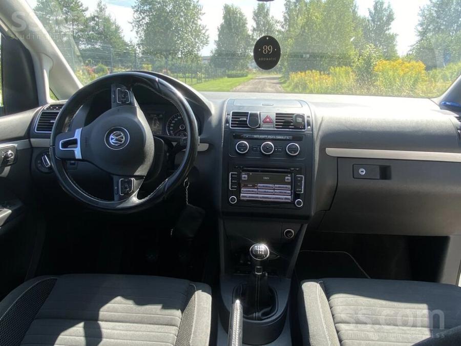 White Volkswagen Touran 2015 in Ogre, with an engine capacity of 2.00 L and mileage of 287 thousand km for 6800 €, photo 13 on AUTOMOTO.COM.LV