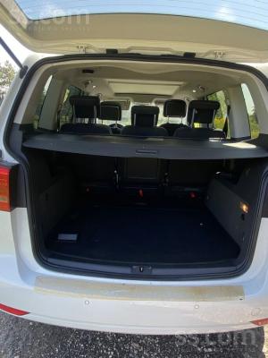 White Volkswagen Touran 2015 in Ogre, with an engine capacity of 2.00 L and mileage of 287 thousand km for 6800 €, photo 15 on AUTOMOTO.COM.LV