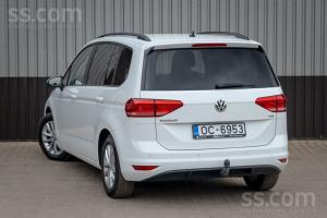 White Volkswagen Touran 2016 in Talsi, with an engine capacity of 1.60 L and mileage of 238 thousand km for 10990 €, photo 4 on AUTOMOTO.COM.LV