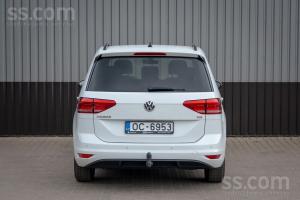 White Volkswagen Touran 2016 in Talsi, with an engine capacity of 1.60 L and mileage of 238 thousand km for 10990 €, photo 5 on AUTOMOTO.COM.LV