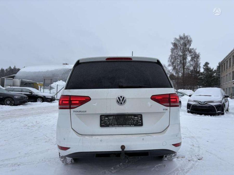 Balts Volkswagen Touran 2016 Radviliškis, ar dzinēja tilpumu 1.60 L un nobraukumu 333 tūkst. km par 7199 €, foto 6 vietnē AUTOMOTO.COM.LV