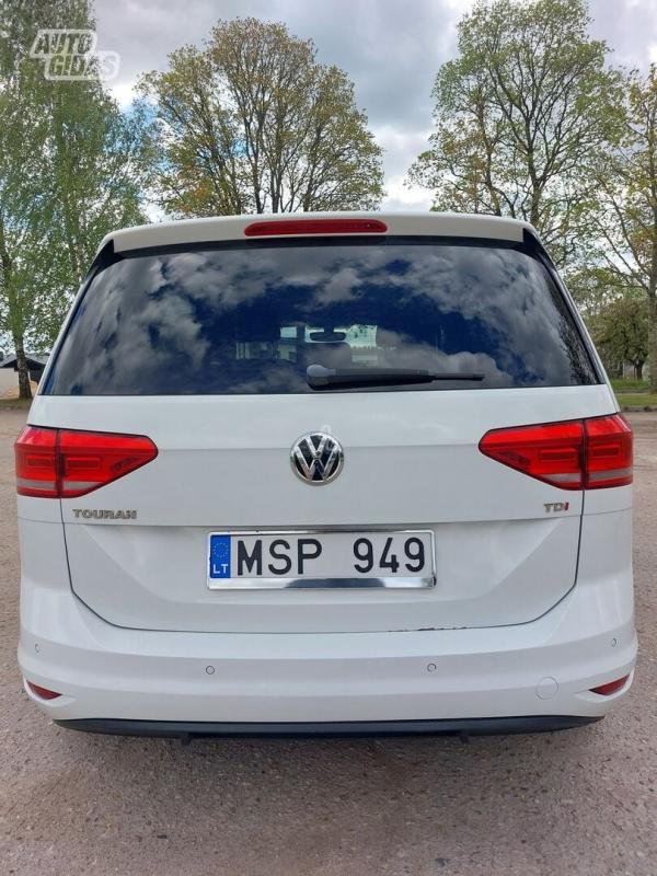 White Volkswagen Touran 2016 in Mazeikiai, with an engine capacity of 1.60 L and mileage of 307 thousand km for 8950 €, photo 3 on AUTOMOTO.COM.LV