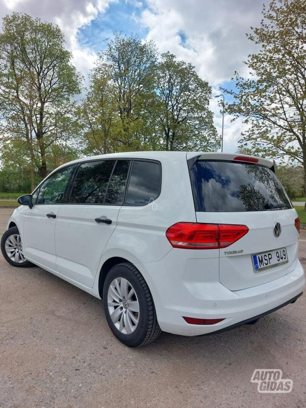 White Volkswagen Touran 2016 in Mazeikiai, with an engine capacity of 1.60 L and mileage of 307 thousand km for 8950 €, photo 4 on AUTOMOTO.COM.LV