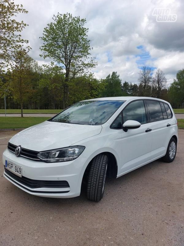 White Volkswagen Touran 2016 in Mazeikiai, with an engine capacity of 1.60 L and mileage of 307 thousand km for 8950 €, photo 5 on AUTOMOTO.COM.LV