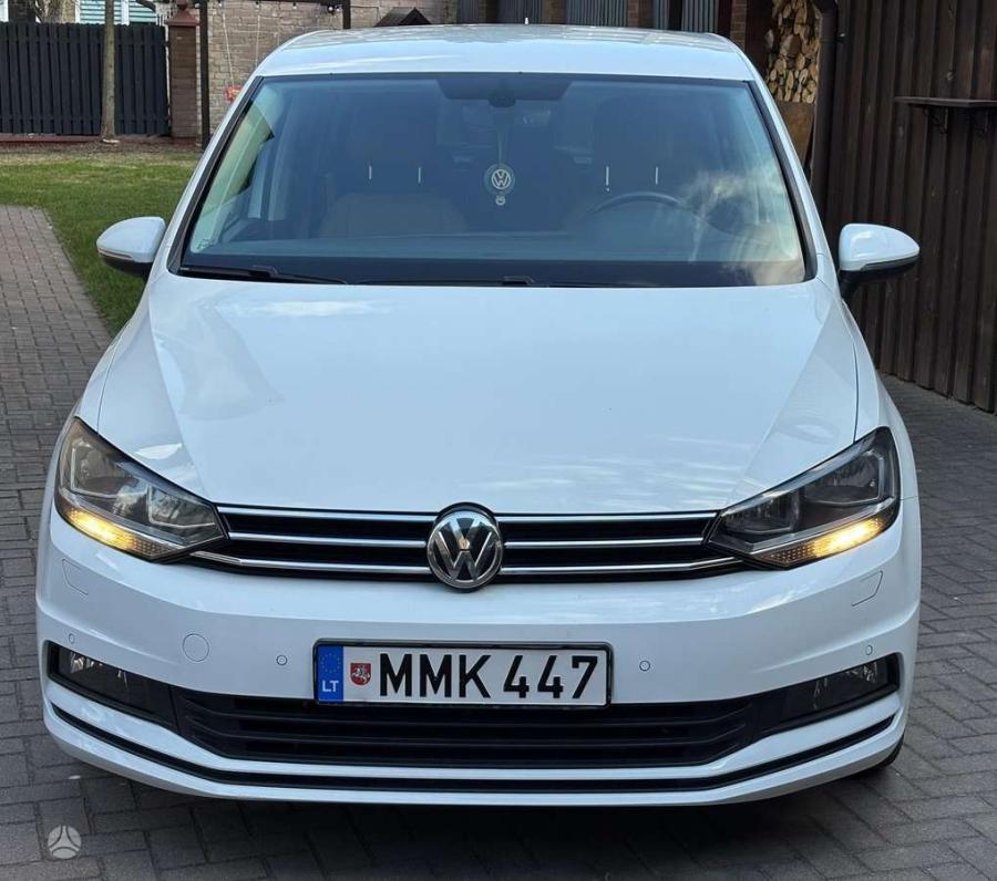 White Volkswagen Touran 2016 in Siauliai, with an engine capacity of 2.00 L and mileage of 289 thousand km for 9800 €, photo 1 on AUTOMOTO.COM.LV