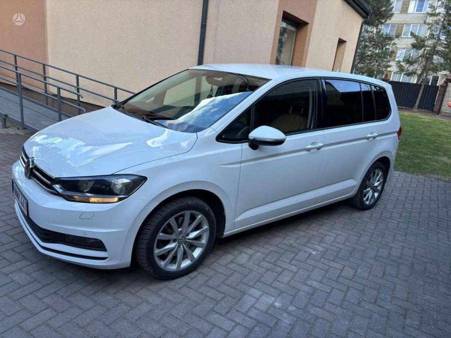 White Volkswagen Touran 2016 in Siauliai, with an engine capacity of 2.00 L and mileage of 289 thousand km for 9800 €, photo 4 on AUTOMOTO.COM.LV