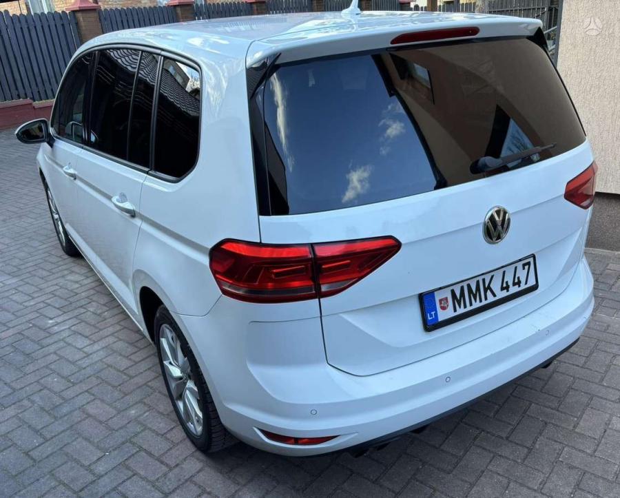 White Volkswagen Touran 2016 in Siauliai, with an engine capacity of 2.00 L and mileage of 289 thousand km for 9800 €, photo 5 on AUTOMOTO.COM.LV