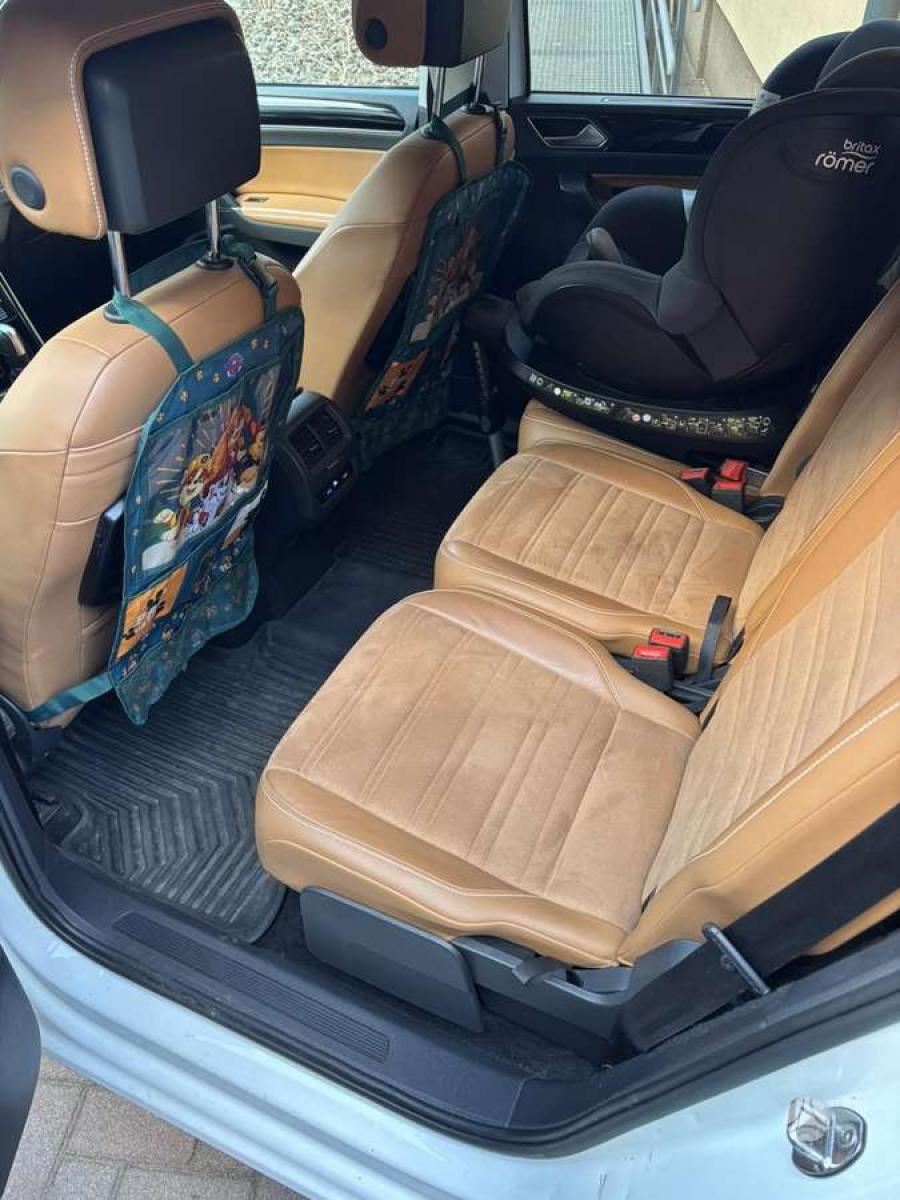 White Volkswagen Touran 2016 in Siauliai, with an engine capacity of 2.00 L and mileage of 289 thousand km for 9800 €, photo 7 on AUTOMOTO.COM.LV