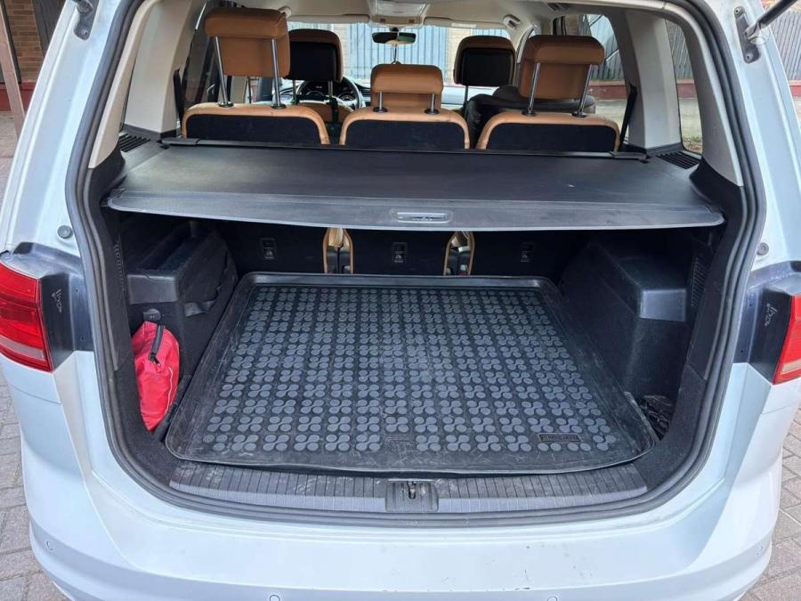 White Volkswagen Touran 2016 in Siauliai, with an engine capacity of 2.00 L and mileage of 289 thousand km for 9800 €, photo 9 on AUTOMOTO.COM.LV