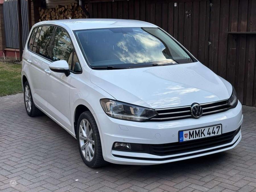 White Volkswagen Touran 2016 in Siauliai, with an engine capacity of 2.00 L and mileage of 289 thousand km for 9800 €, photo 10 on AUTOMOTO.COM.LV