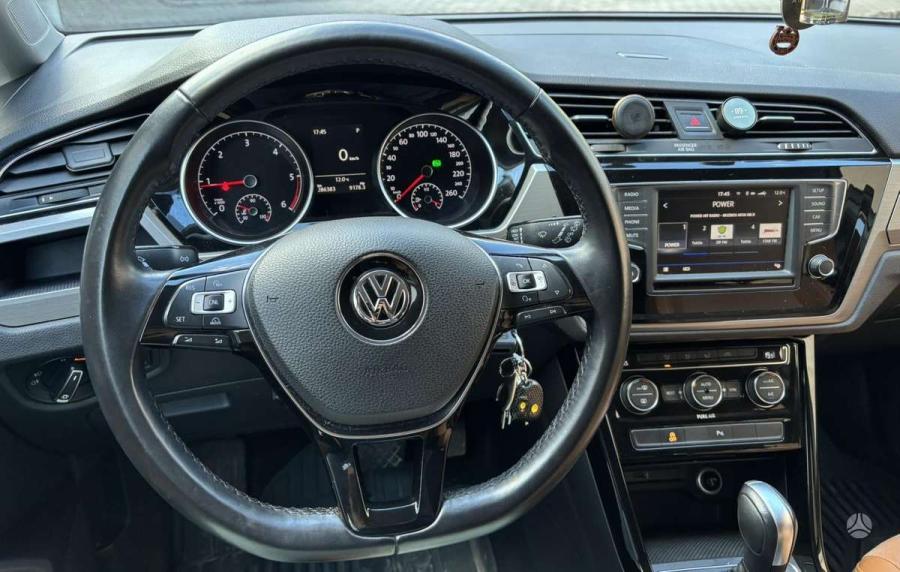 White Volkswagen Touran 2016 in Siauliai, with an engine capacity of 2.00 L and mileage of 289 thousand km for 9800 €, photo 12 on AUTOMOTO.COM.LV