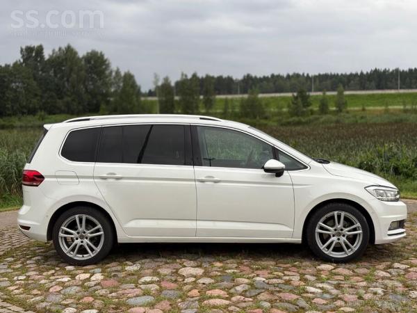 White Volkswagen Touran 2016 in Ogre, with an engine capacity of 2.00 L and mileage of 249 thousand km for 8250 €, photo 3 on AUTOMOTO.COM.LV