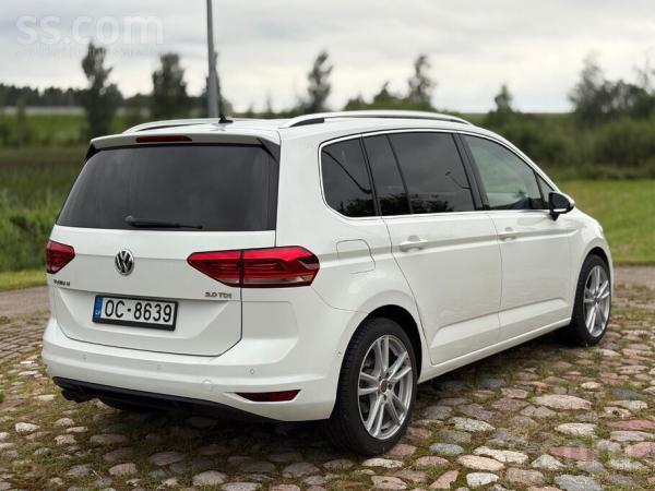 White Volkswagen Touran 2016 in Ogre, with an engine capacity of 2.00 L and mileage of 249 thousand km for 8250 €, photo 4 on AUTOMOTO.COM.LV
