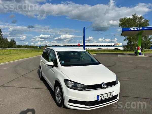 White Volkswagen Touran 2017 in Daugavpils, with an engine capacity of 1.40 L and mileage of 232 thousand km for 9100 €, photo 2 on AUTOMOTO.COM.LV