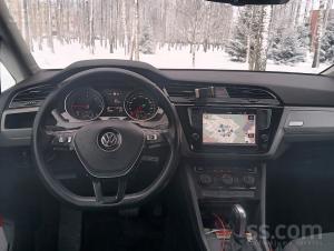 Balts Volkswagen Touran 2017 Rīga, ar dzinēja tilpumu 1.60 L un nobraukumu 280 tūkst. km par 11800 €, foto  vietnē AUTOMOTO.COM.LV
