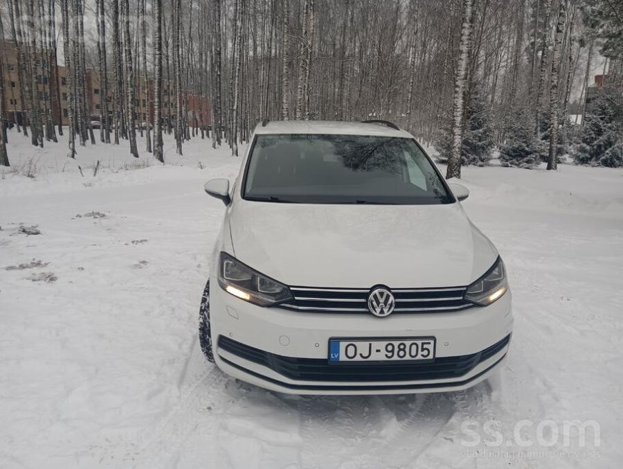 White Volkswagen Touran 2017 in Riga, with an engine capacity of 1.60 L and mileage of 280 thousand km for 11800 €, photo 3 on AUTOMOTO.COM.LV