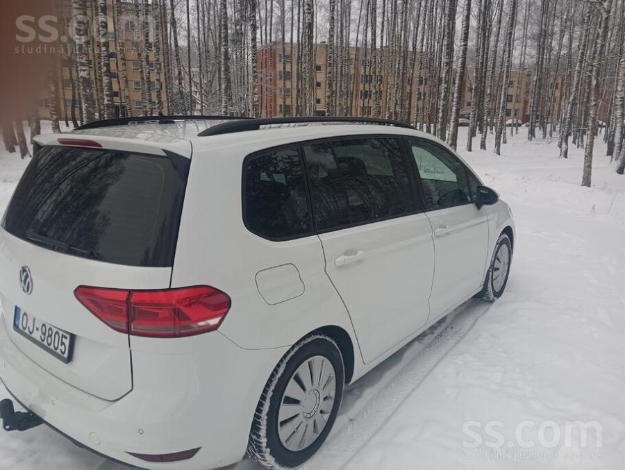 White Volkswagen Touran 2017 in Riga, with an engine capacity of 1.60 L and mileage of 280 thousand km for 11800 €, photo 4 on AUTOMOTO.COM.LV