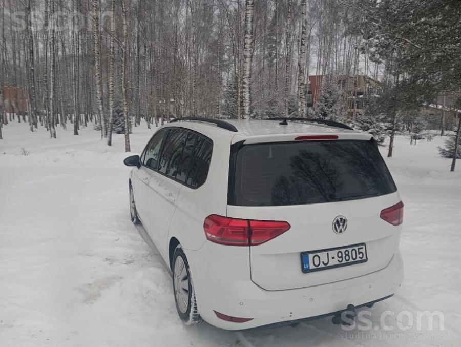 White Volkswagen Touran 2017 in Riga, with an engine capacity of 1.60 L and mileage of 280 thousand km for 11800 €, photo 8 on AUTOMOTO.COM.LV