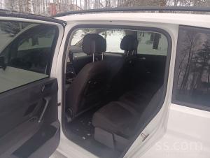 White Volkswagen Touran 2017 in Riga, with an engine capacity of 1.60 L and mileage of 280 thousand km for 11800 €, photo 9 on AUTOMOTO.COM.LV