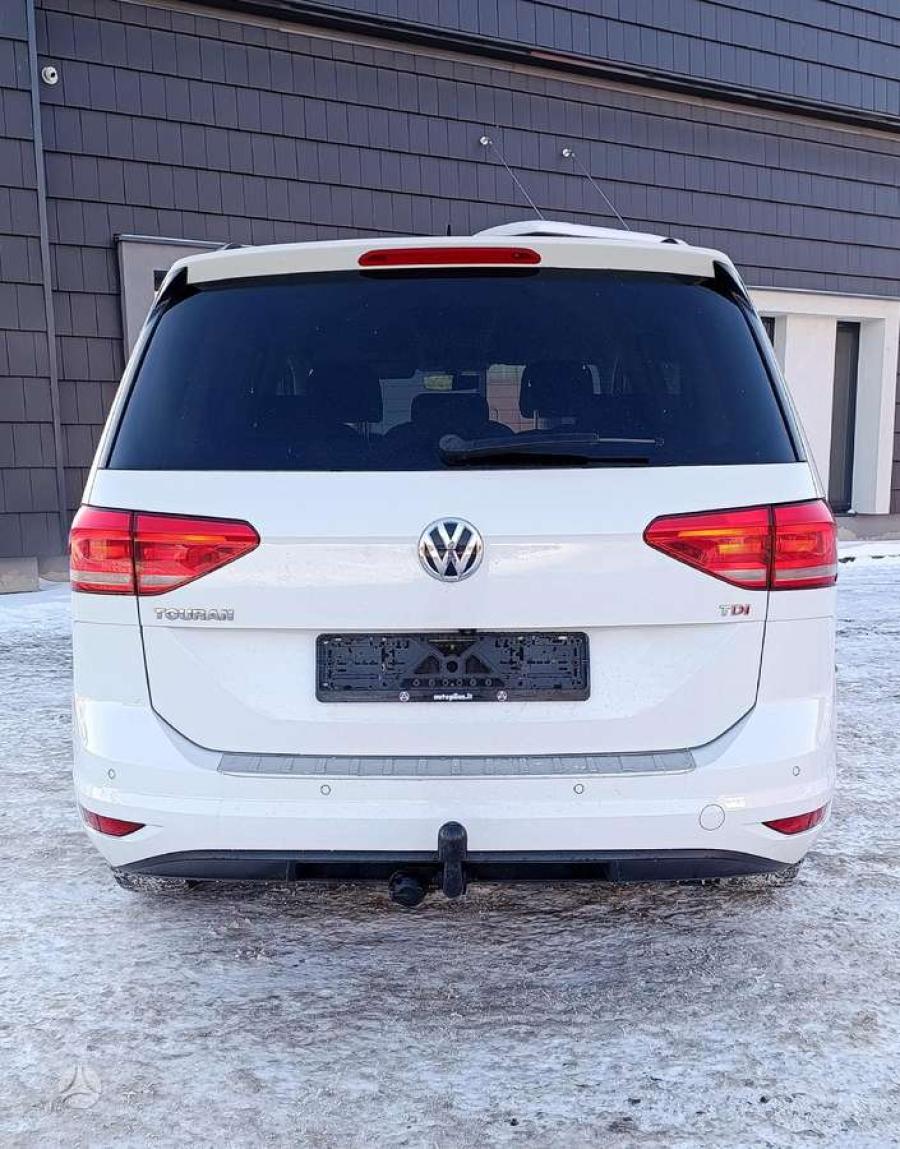 White Volkswagen Touran 2017 in Kaunas, with an engine capacity of 1.60 L and mileage of 256 thousand km for 7990 €, photo 4 on AUTOMOTO.COM.LV