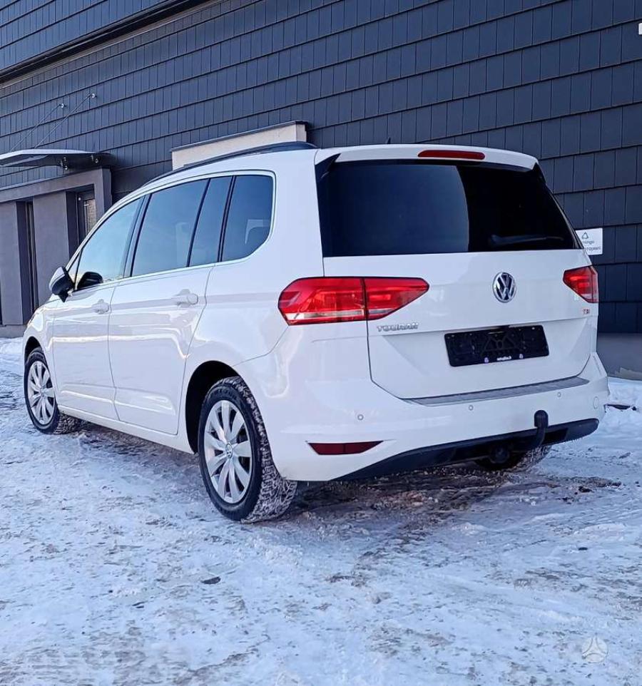 White Volkswagen Touran 2017 in Kaunas, with an engine capacity of 1.60 L and mileage of 256 thousand km for 7990 €, photo 6 on AUTOMOTO.COM.LV