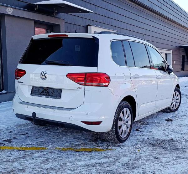 White Volkswagen Touran 2017 in Kaunas, with an engine capacity of 1.60 L and mileage of 258 thousand km for 7999 €, photo 4 on AUTOMOTO.COM.LV