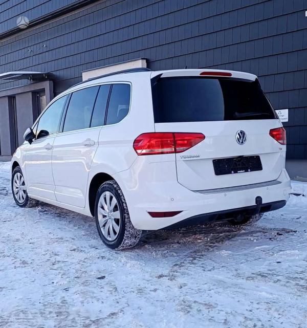 White Volkswagen Touran 2017 in Kaunas, with an engine capacity of 1.60 L and mileage of 258 thousand km for 7999 €, photo 5 on AUTOMOTO.COM.LV