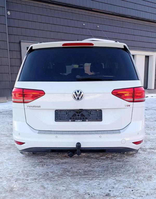 White Volkswagen Touran 2017 in Kaunas, with an engine capacity of 1.60 L and mileage of 258 thousand km for 7999 €, photo 6 on AUTOMOTO.COM.LV