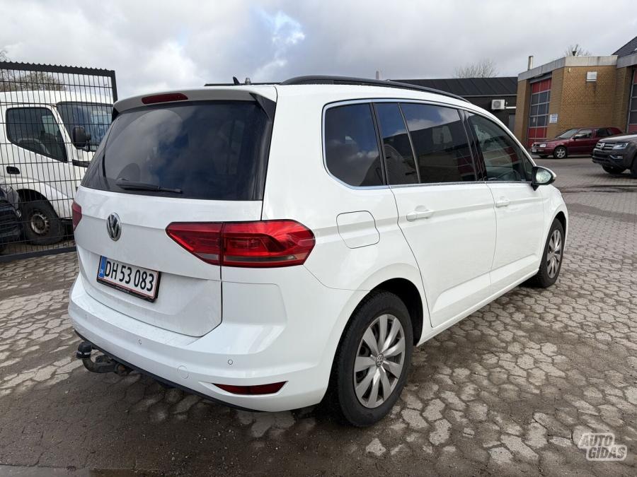White Volkswagen Touran 2017 in Vilnius, with an engine capacity of 1.60 L and mileage of 306 thousand km for 6800 €, photo 4 on AUTOMOTO.COM.LV